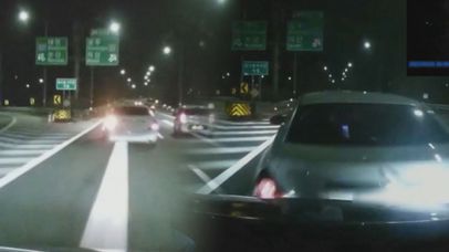 나들목 한복판에서 멈춘 앞차! 그대로 추돌해버린 블박차 | JTBC 221013 방송 | 네이트 TV