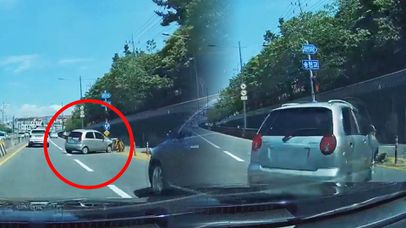 중앙 분리대 충돌 후 1차선까지 넘어온 사고 차와 충돌💥 | JTBC 221013 방송 | 네이트 TV